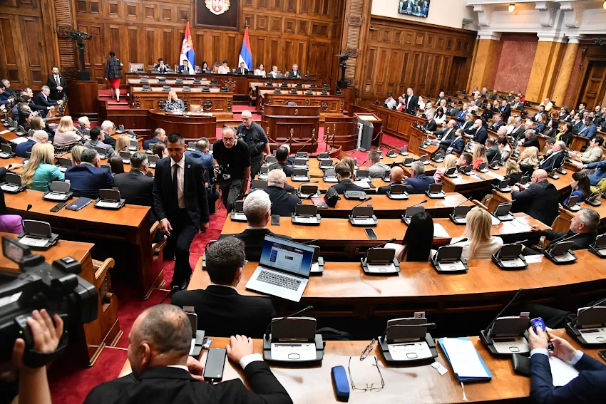Nastavljena sednica Skupštine Srbije uz jake mere obezbeđenja u sali ...
